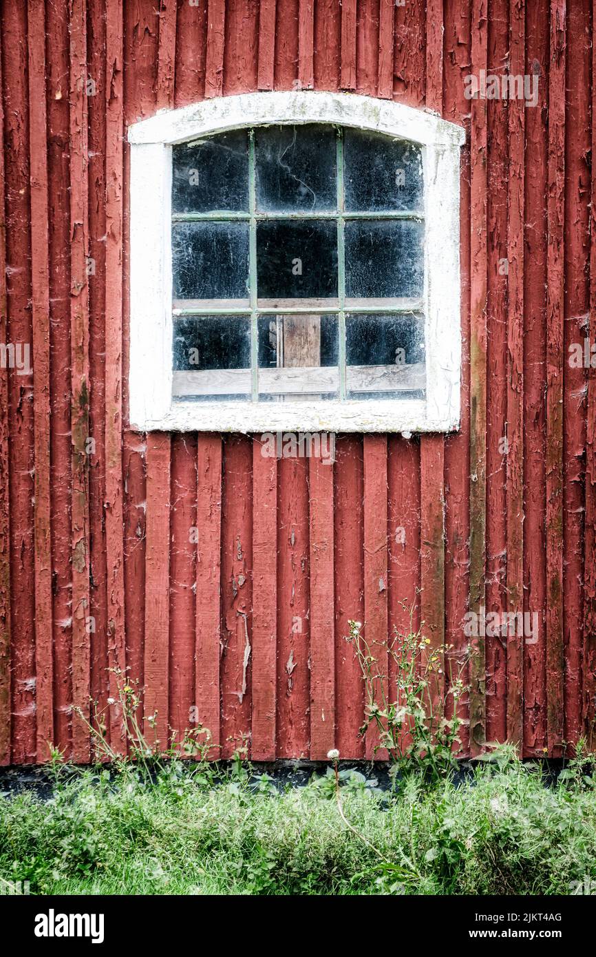 Red barn window hi-res stock photography and images - Alamy