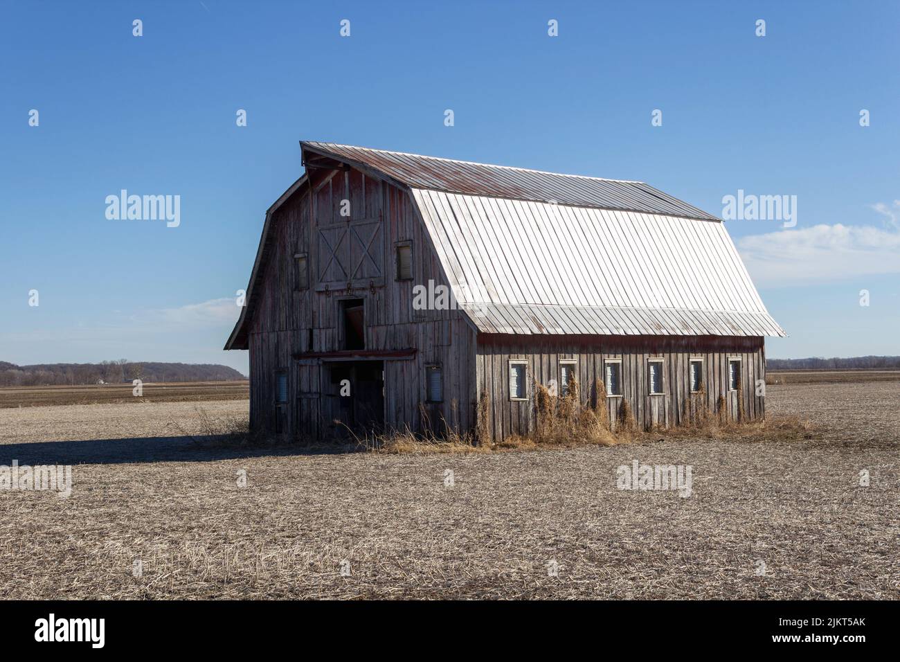 Old abandoned barn in an open field Stock Photo - Alamy