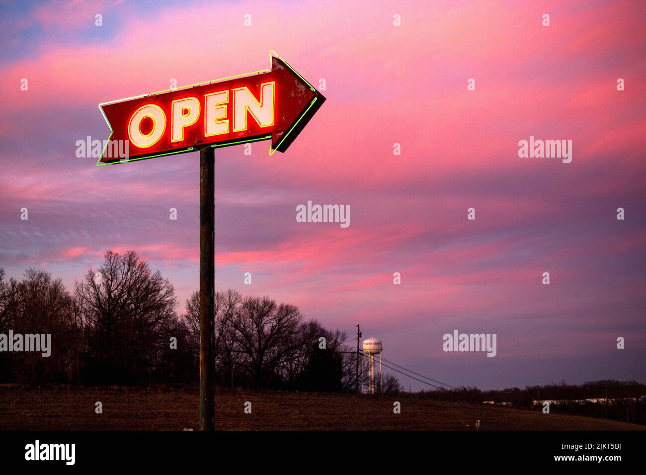Arrow signage hi-res stock photography and images - Alamy