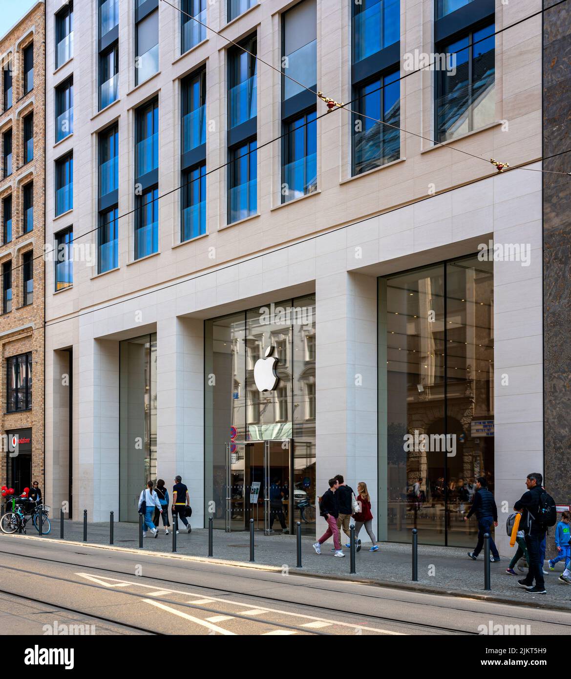 Apple Store, Rosenthaler Straße In Berlin Mitte Stock Photo - Alamy