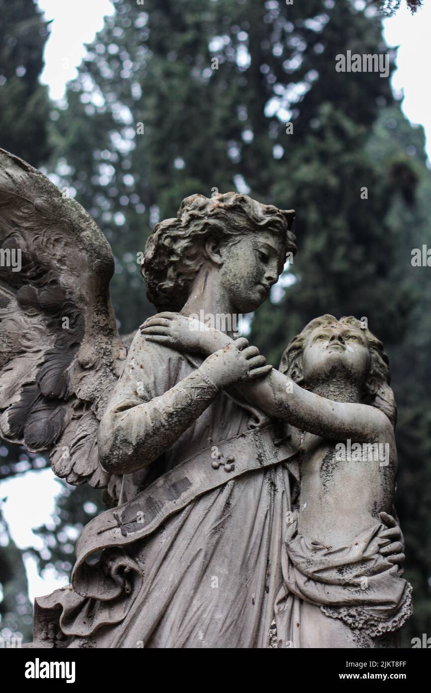 Sculpture two angels hi-res stock photography and images - Alamy