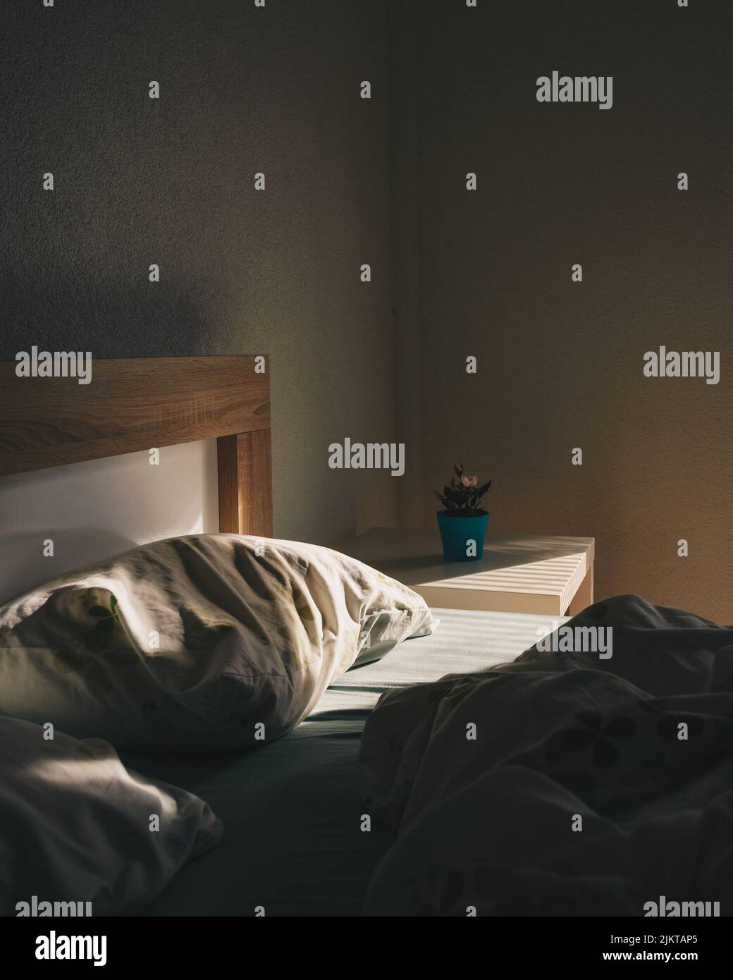 Empty bed hi-res stock photography and images - Alamy