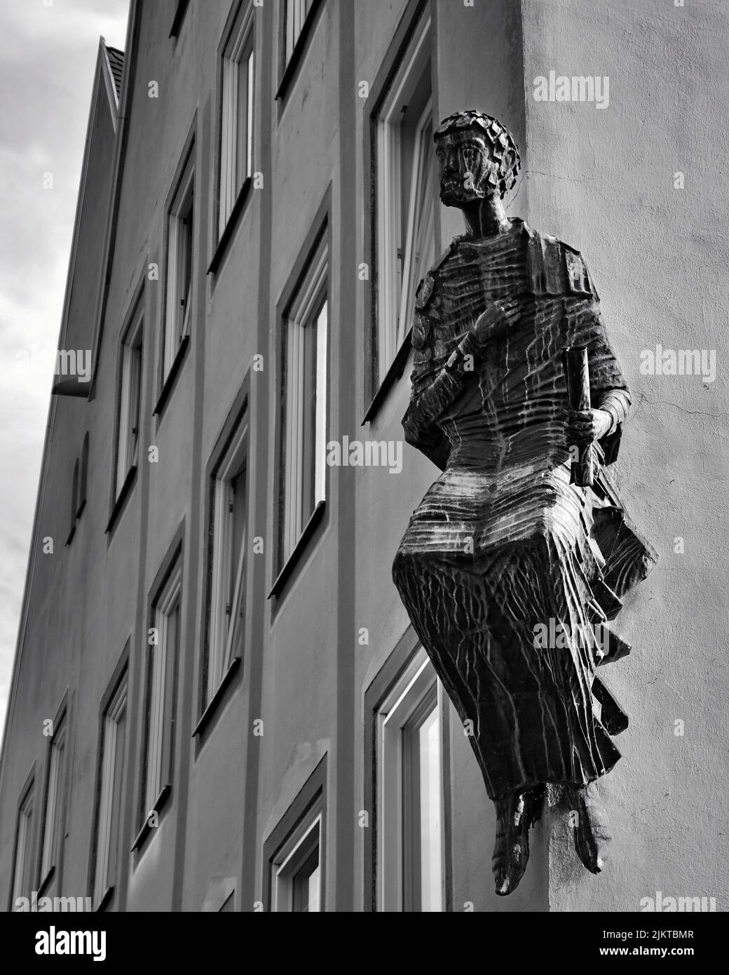 A grayscale of a statue on a building wall Stock Photo - Alamy