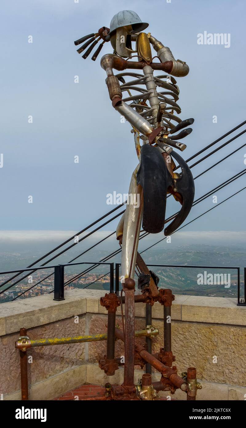 Skeleton statue hi-res stock photography and images - Alamy