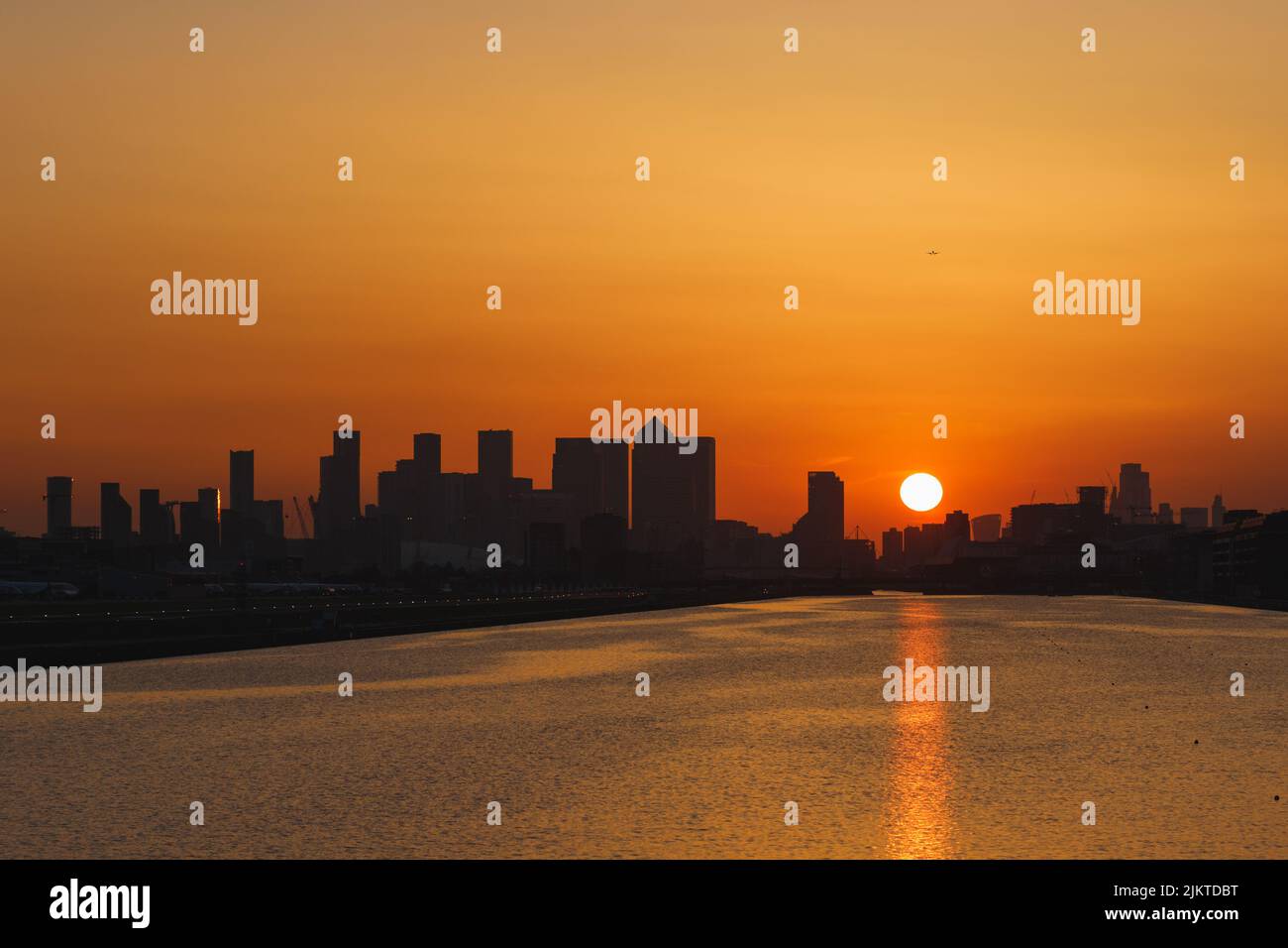 Sea city sky sunset architecture hi-res stock photography and images ...