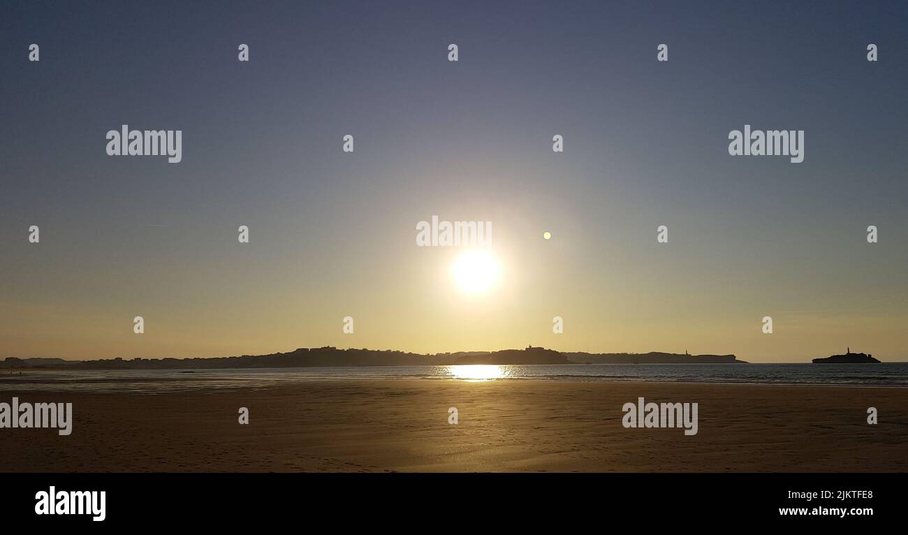 A breathtaking beach view with the bright sun shining in the sky Stock ...