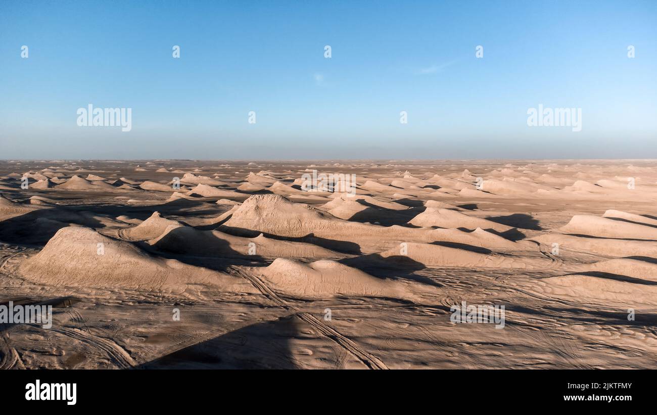 Cloudless desert sky hi-res stock photography and images - Alamy