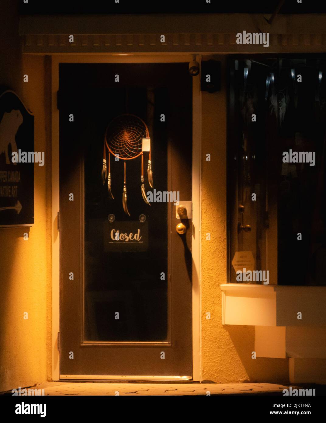 Store closed at night hi-res stock photography and images - Alamy