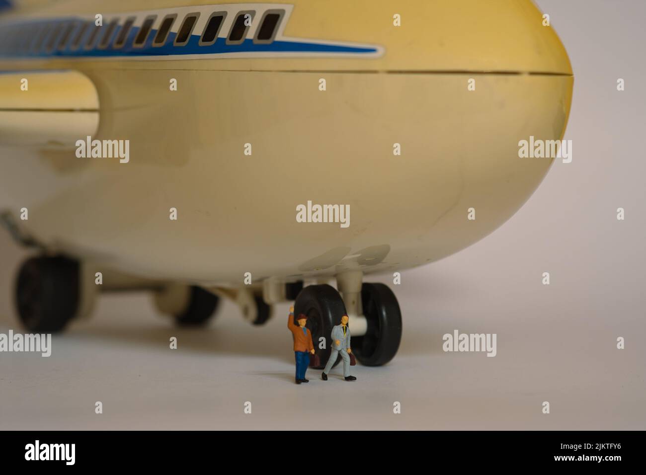 Sky bridge gate passengers hi-res stock photography and images - Alamy