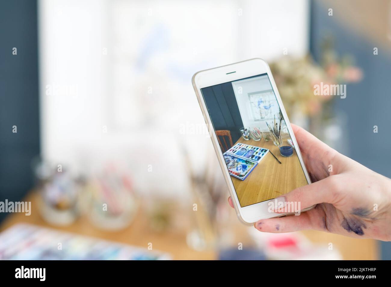 Mobile phone picture drawing hi-res stock photography and images - Alamy