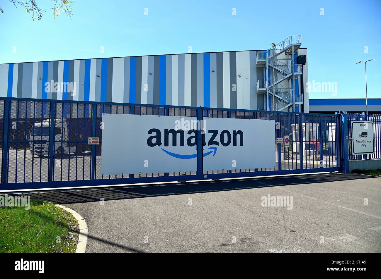Amazon logo italy distribution center hi-res stock photography and ...