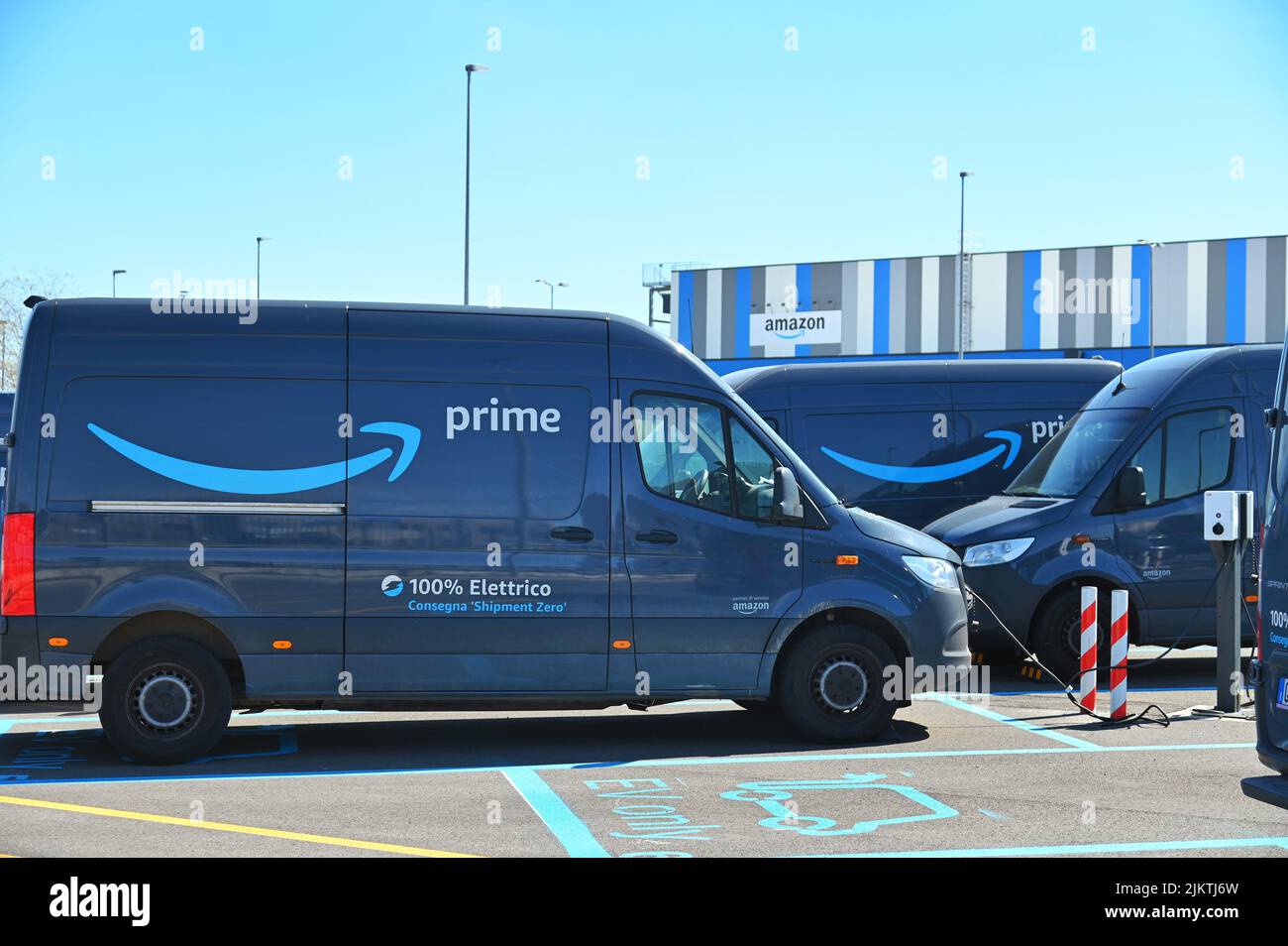 Amazon logo italy distribution center hi-res stock photography and ...