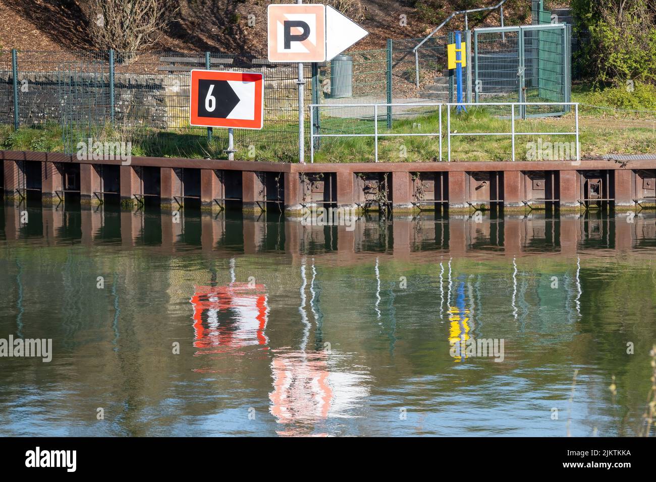 Shipping traffic sign hi-res stock photography and images - Alamy