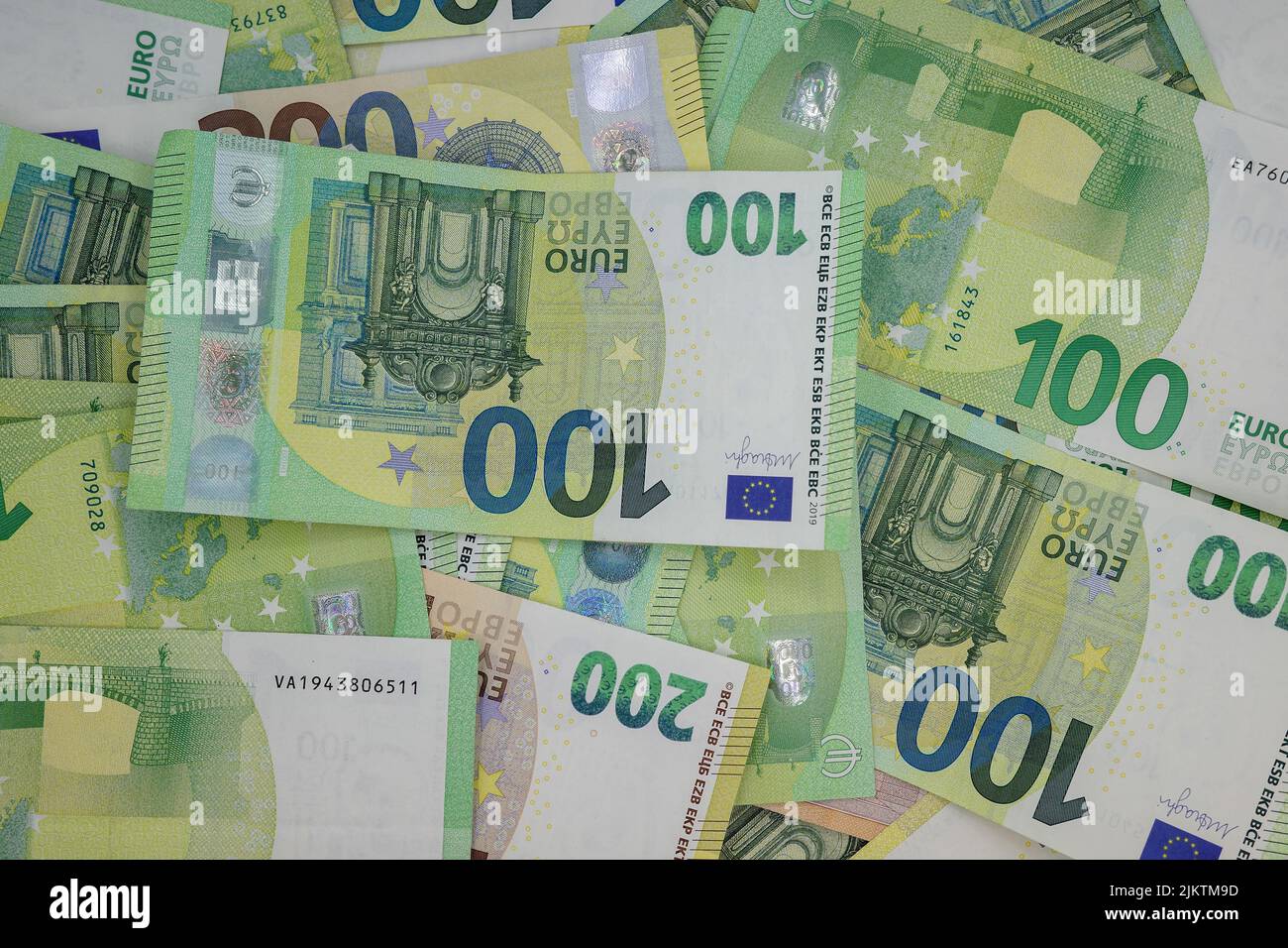 A top view of a pile of 100 and 200 Euro banknotes Stock Photo - Alamy
