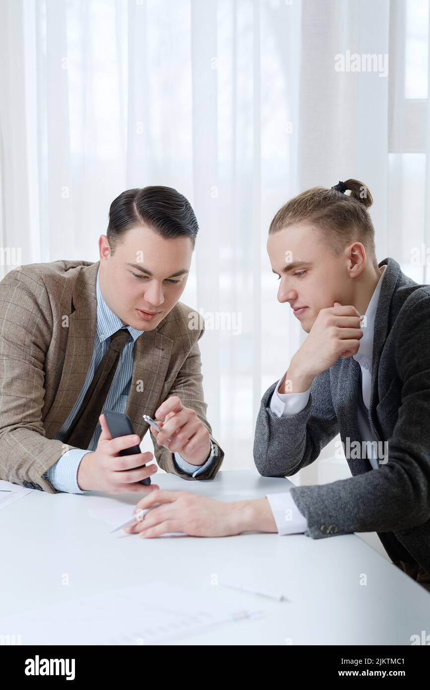 Explaining information hi-res stock photography and images - Alamy