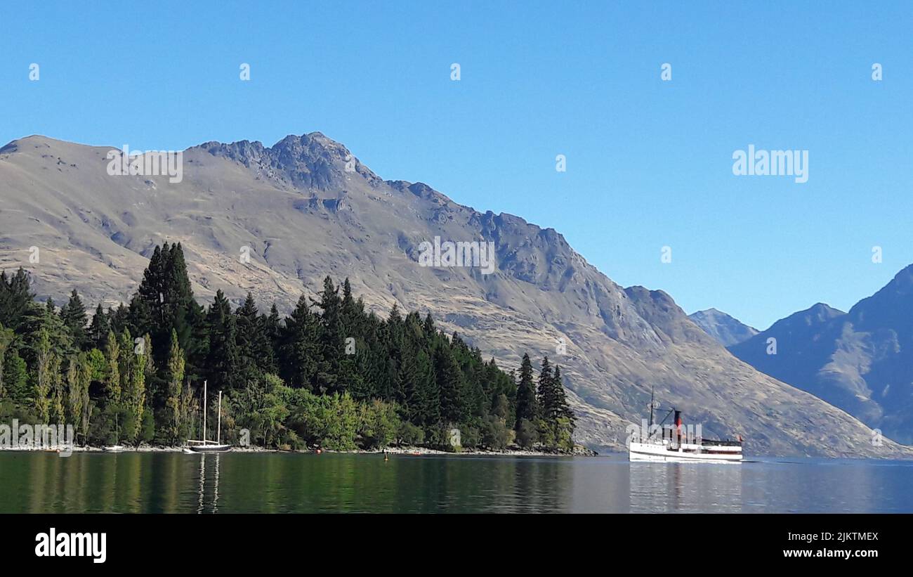 The beautiful landscape with the mountains and lake. Queenstown, New ...