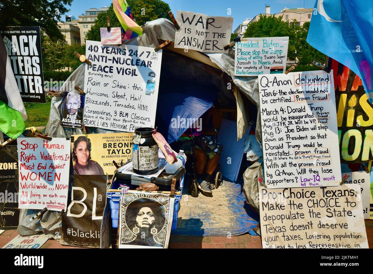 The protesting posters with inscriptions in front of the White House ...