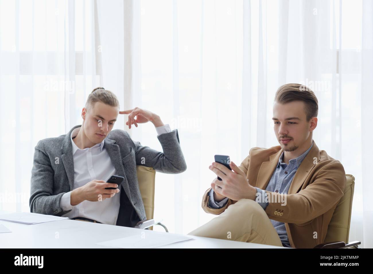 Modern technology addiction hi-res stock photography and images - Alamy