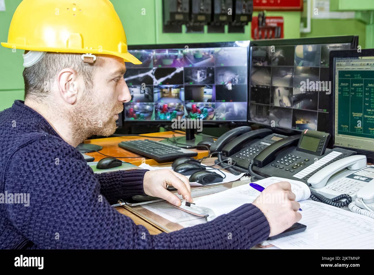 Security desk hi-res stock photography and images - Alamy