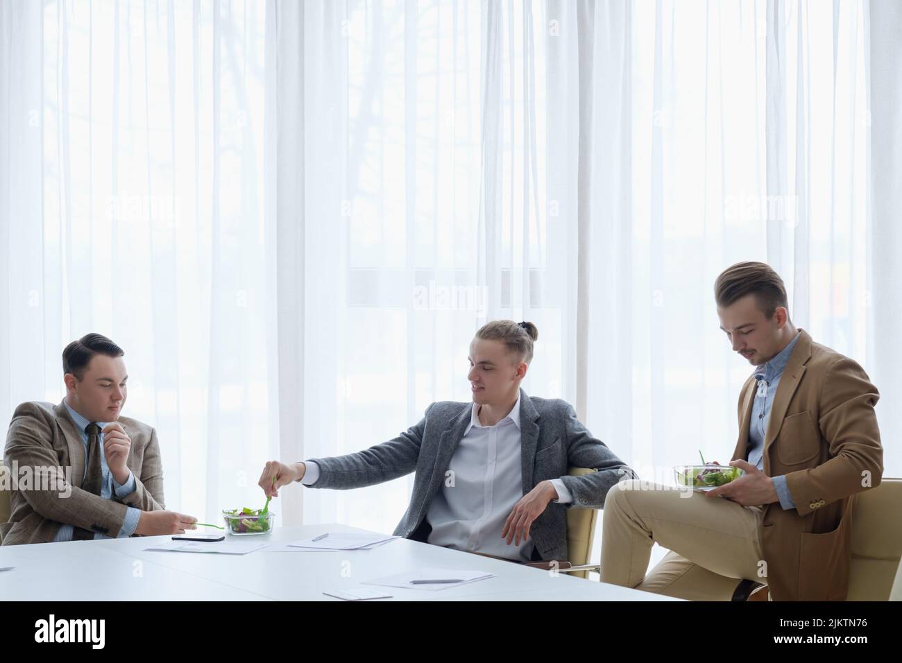 lunch break office business men balanced eating Stock Photo - Alamy