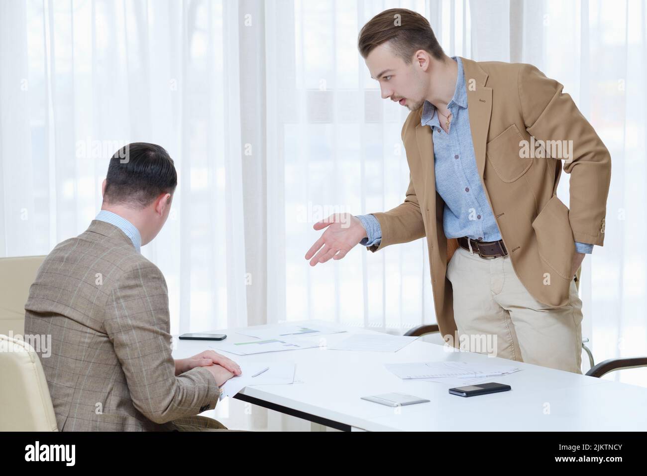 business communication boss worker conversation Stock Photo - Alamy