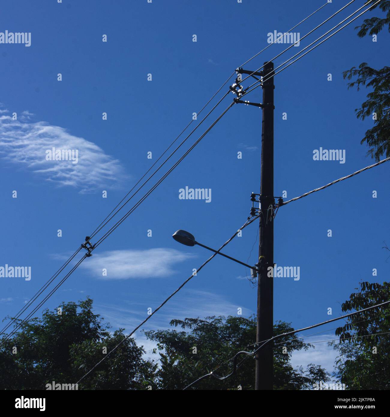 Street light power cable pole hi-res stock photography and images - Alamy