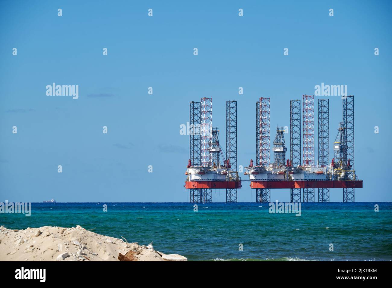 The offshore oil drilling rig platform on a sea Stock Photo - Alamy