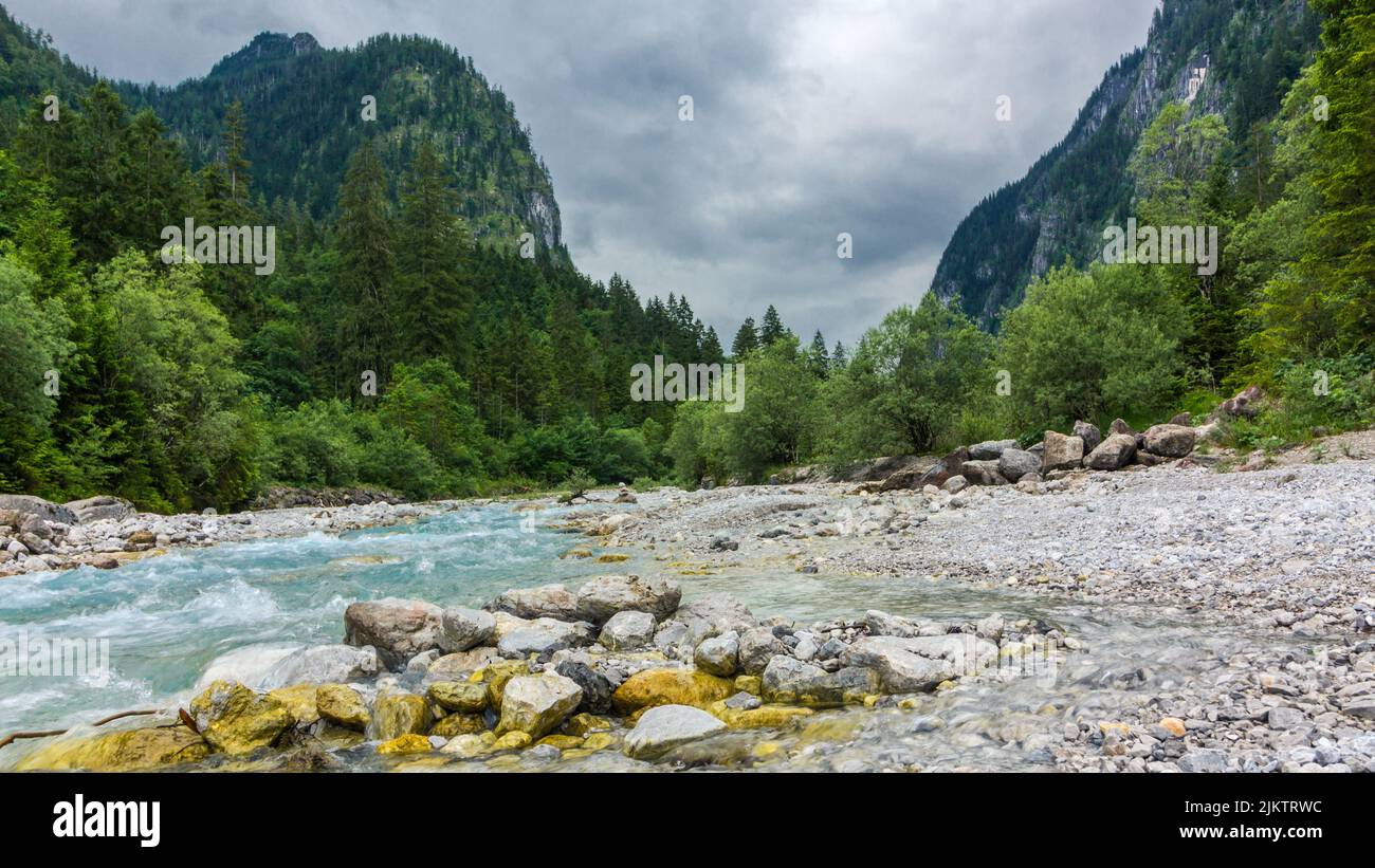Flussbett des Wimbachs auf tiefer Perspektive Stock Photo - Alamy