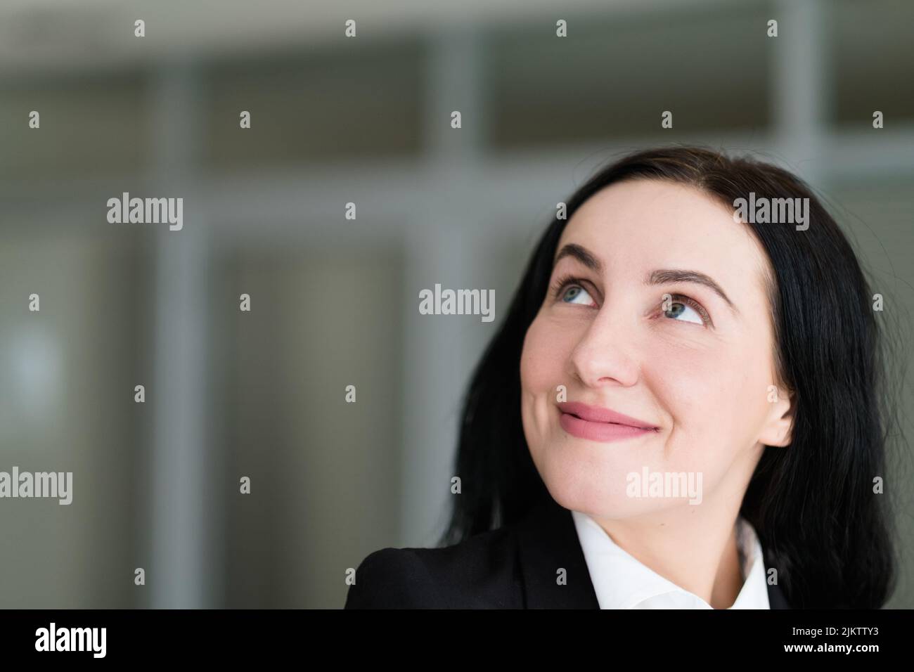 emotion face happy smiling cheerful look up woman Stock Photo - Alamy