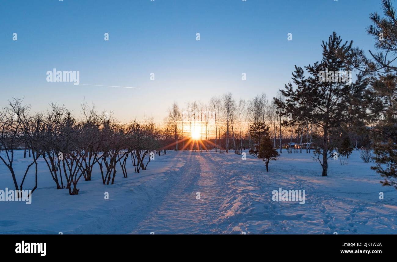 Sun rising snow countryside hi-res stock photography and images - Alamy