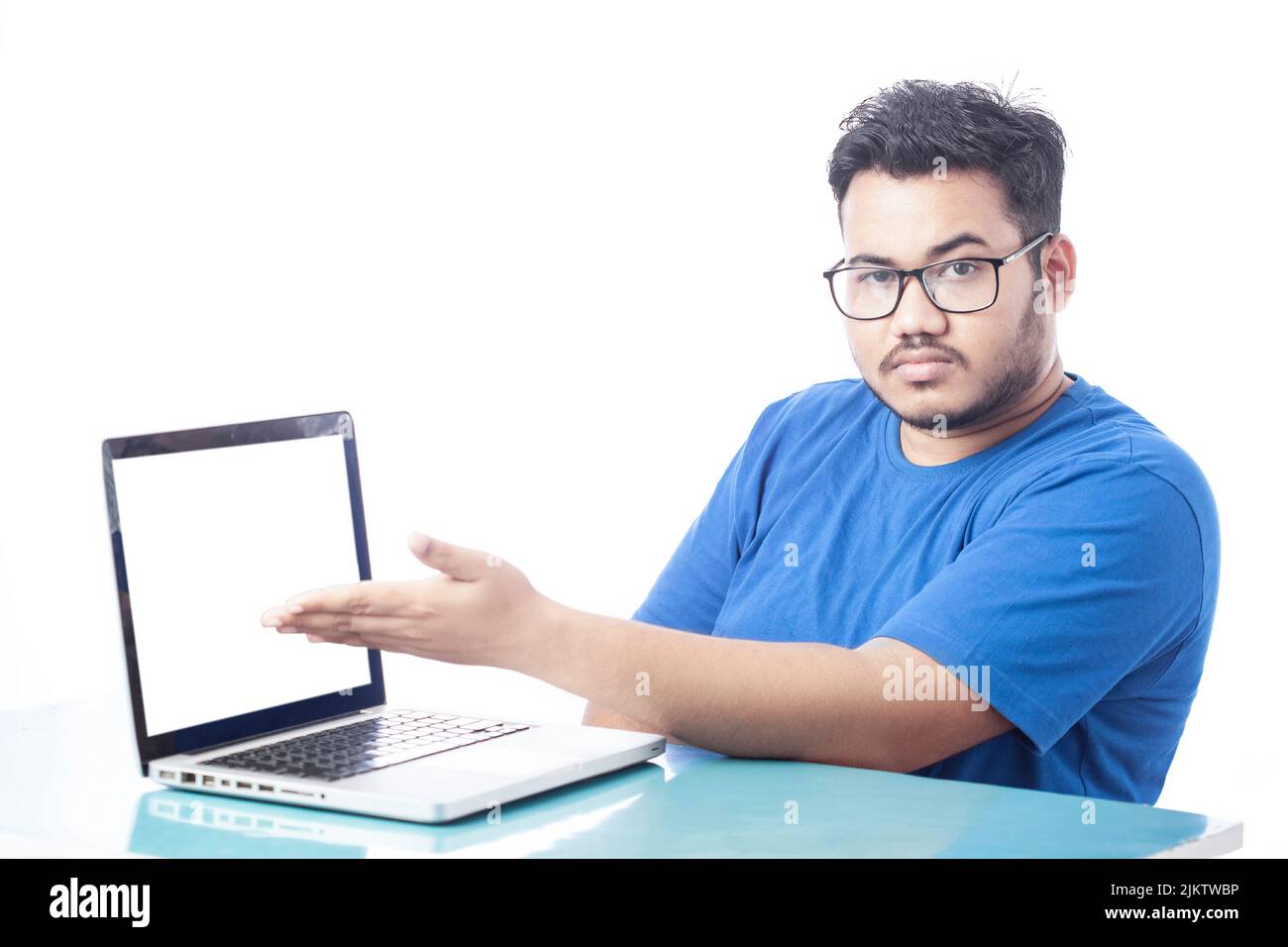 corporate man showing blank laptop screen Stock Photo - Alamy corporate man showing blank laptop screen Stock Photo - Alamy