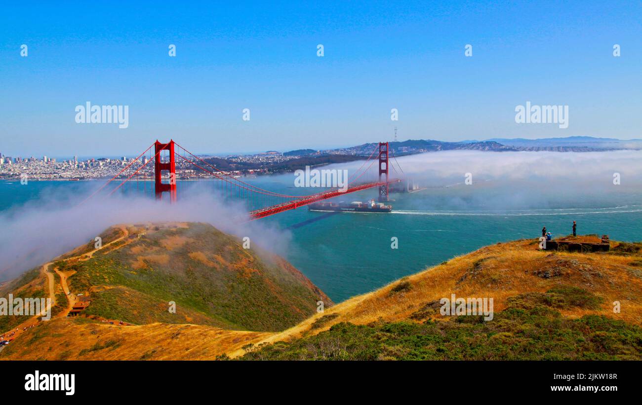 Golden gate bridge fog san hi-res stock photography and images - Alamy
