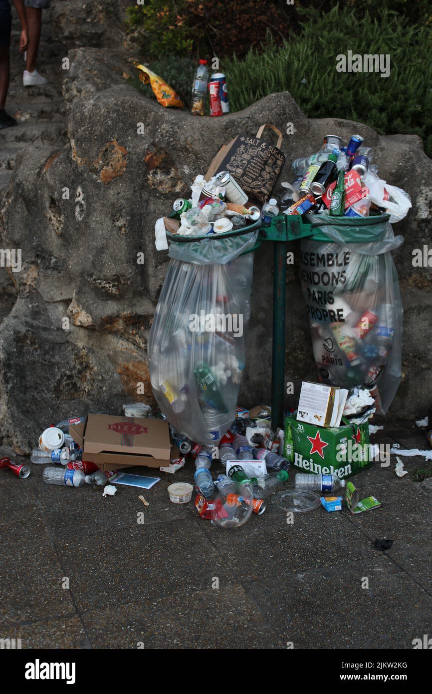 Paris garbage hi-res stock photography and images - Alamy
