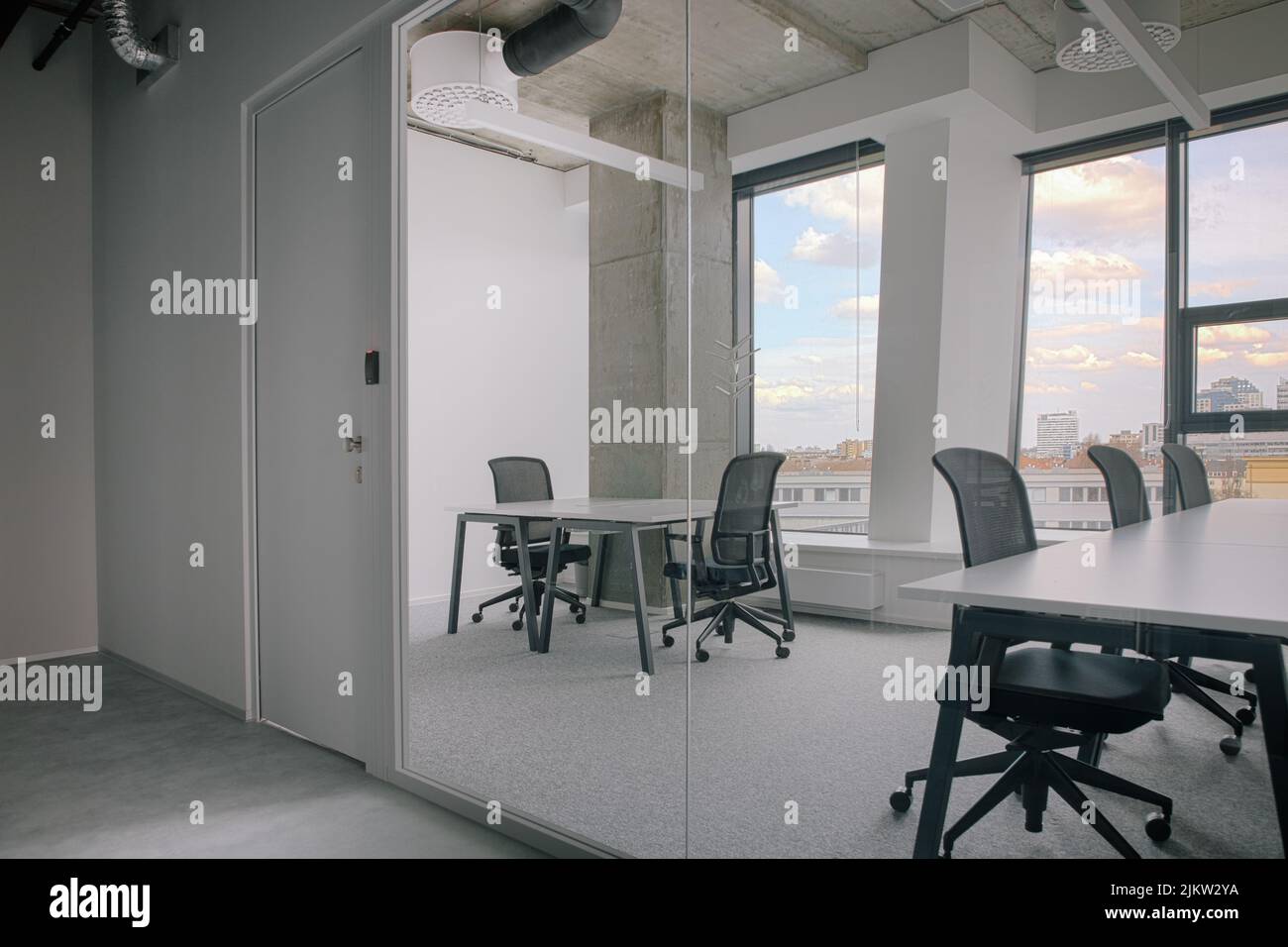Empty office space interior hi-res stock photography and images - Alamy