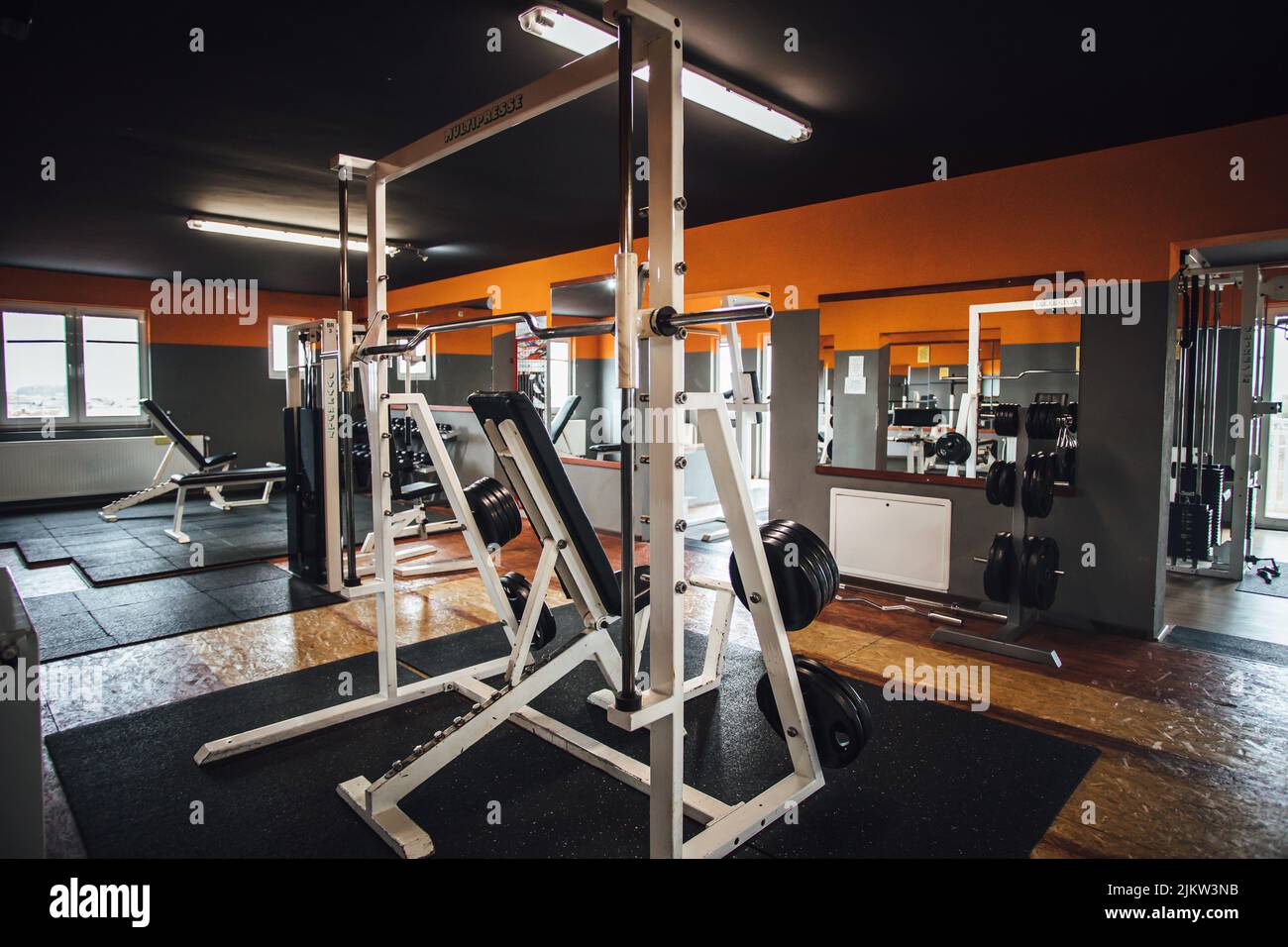 A beautiful shot of the interior and gym BRUSTPRESSE machines with ...