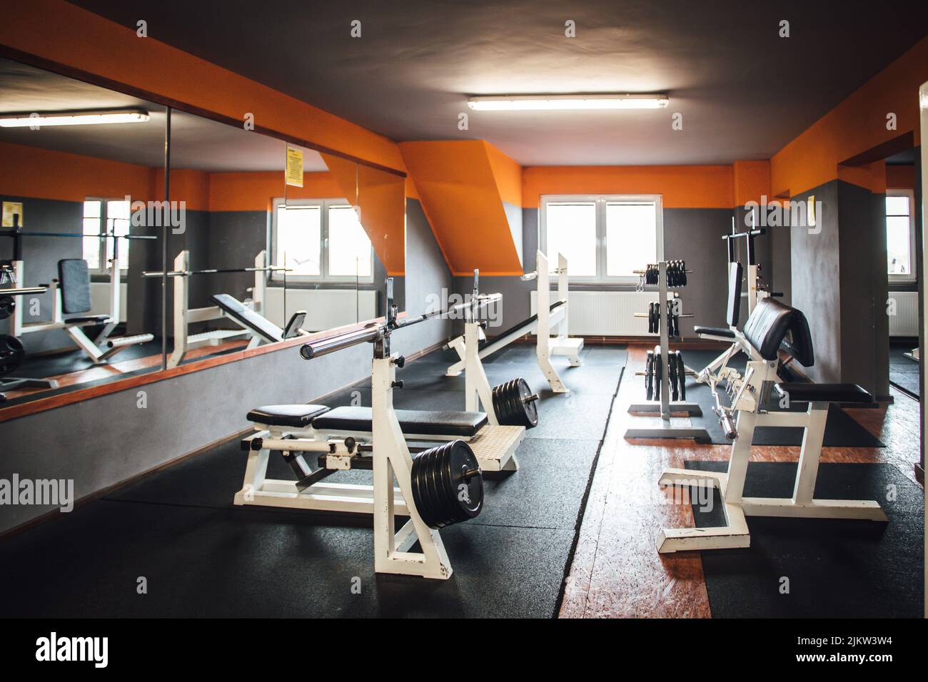 A beautiful shot of the interior and gym BRUSTPRESSE machines with ...