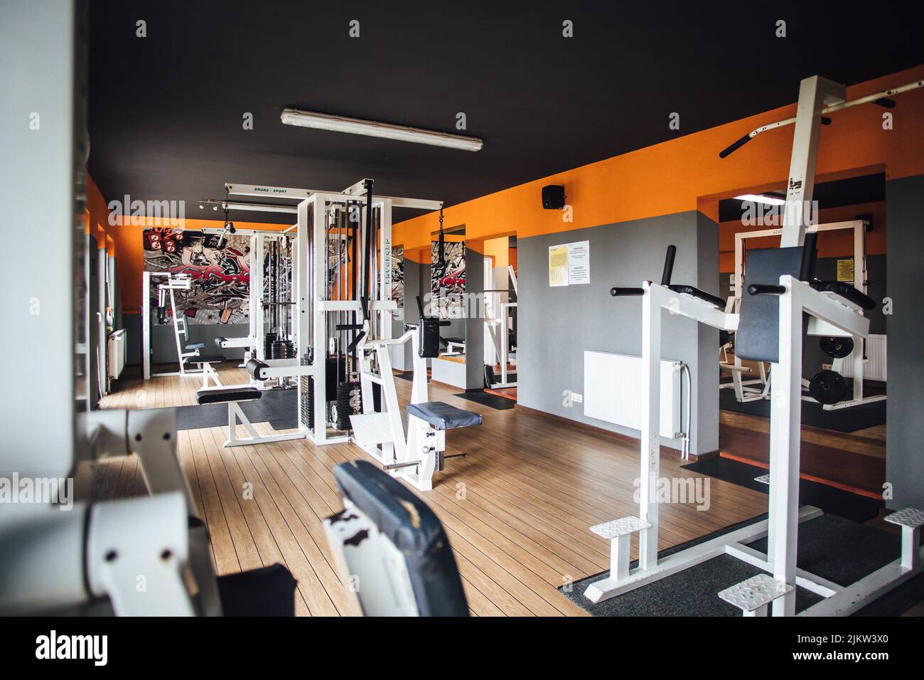 A beautiful shot of the interior and gym BRUSTPRESSE machines with ...