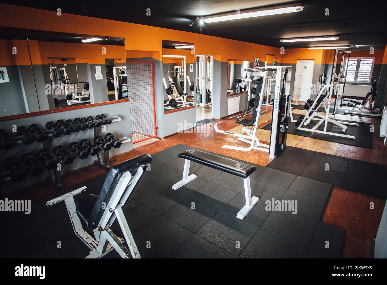 A beautiful shot of the interior and gym BRUSTPRESSE machines with ...