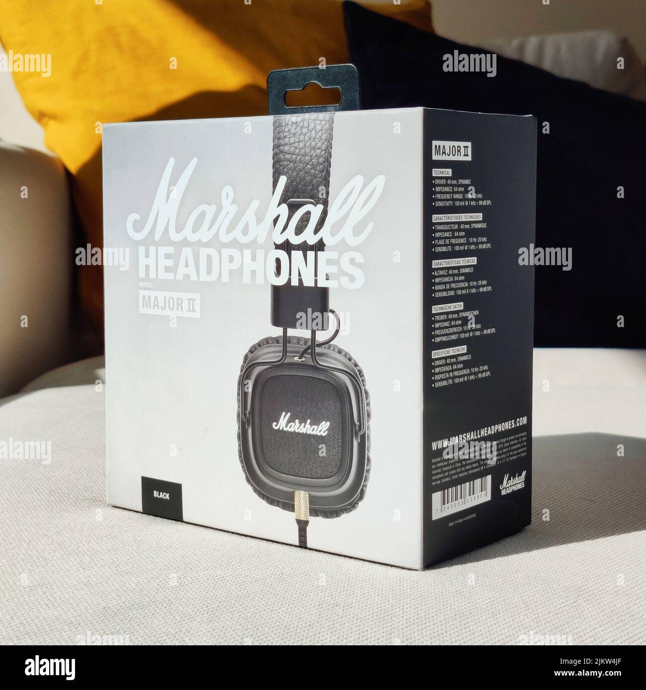 Marshall headphones major ii hi-res stock photography and images - Alamy