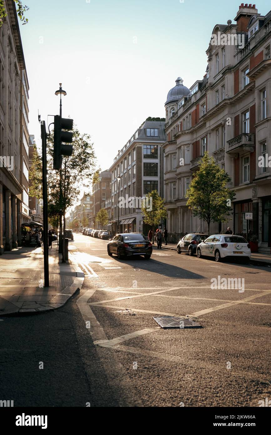 Cars london on sunny hi-res stock photography and images - Alamy