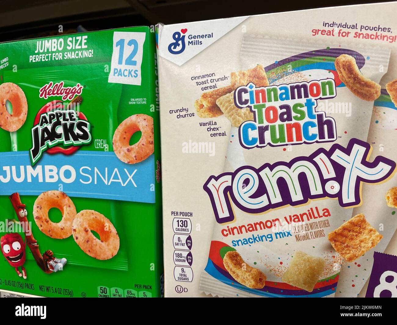 Grovetown, Ga USA - 11 13 21: Cinnamon Toast Crunch Remix cereal snack Stock Photo - Alamy