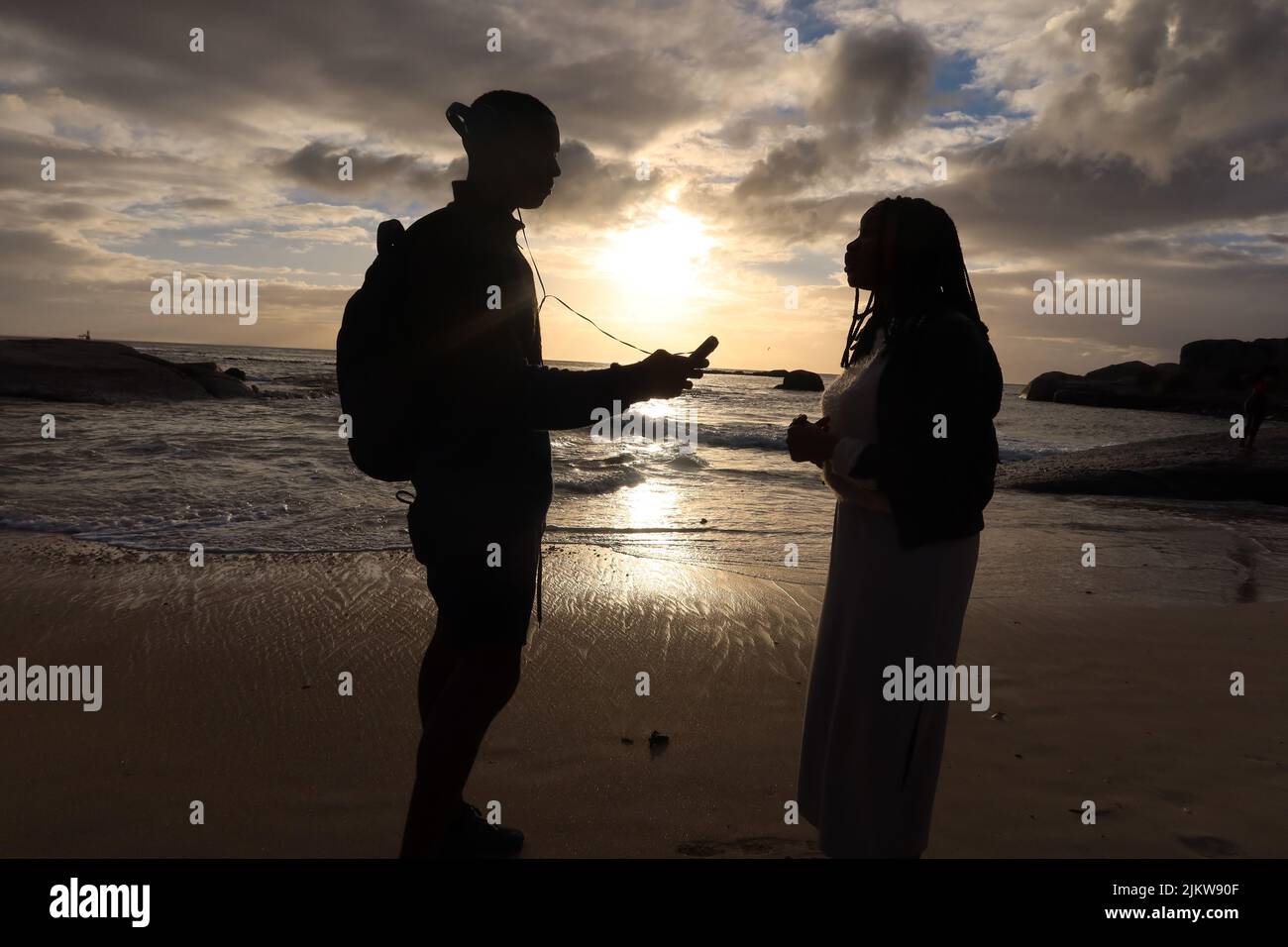 Man woman talking silhouette hi-res stock photography and images - Alamy