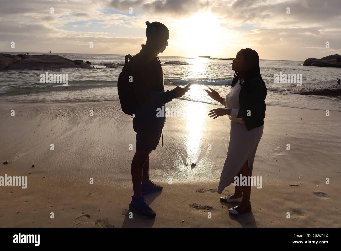 Man woman talking silhouette hi-res stock photography and images - Alamy