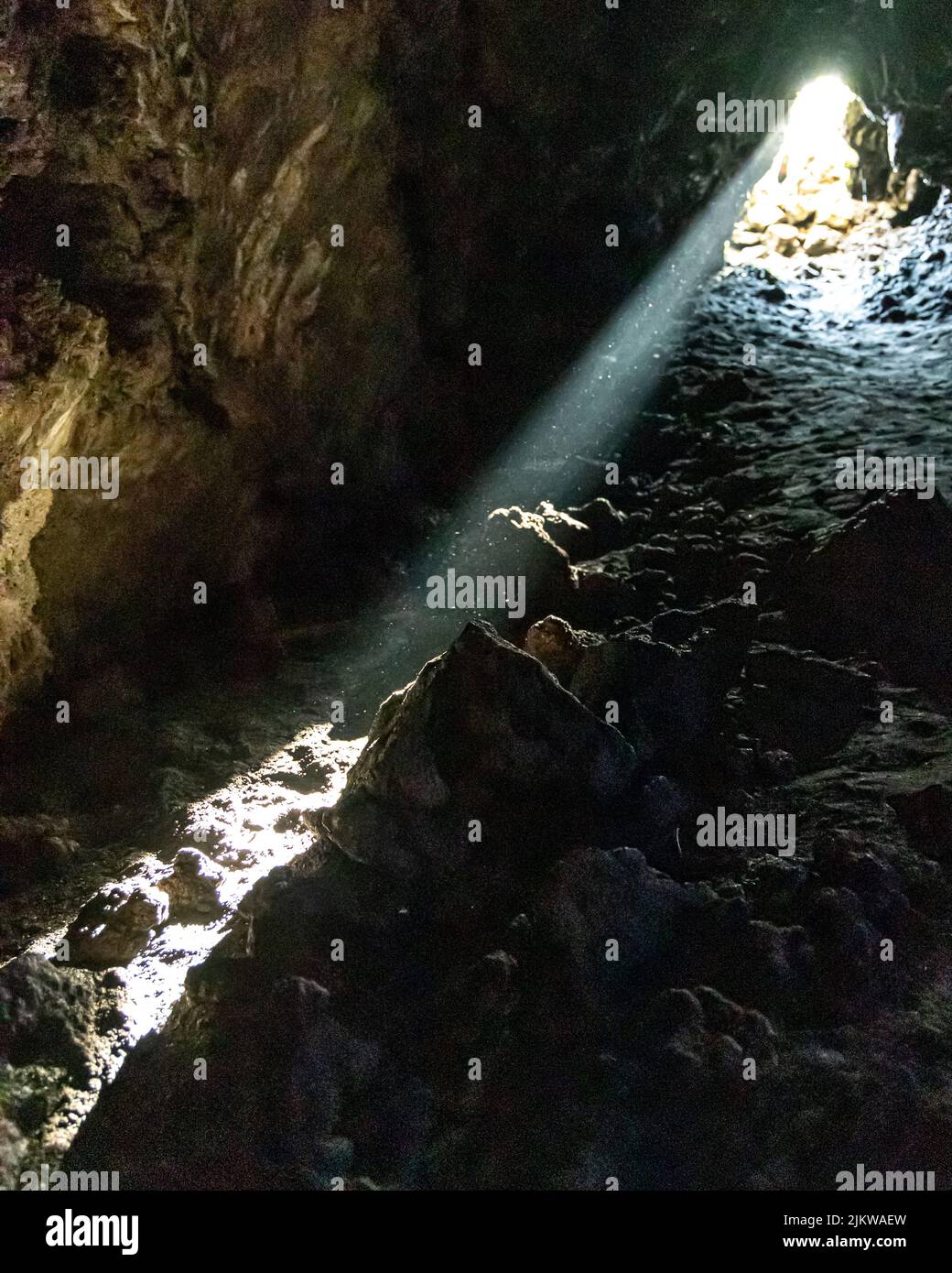 Water falling in cave cave hi-res stock photography and images - Alamy