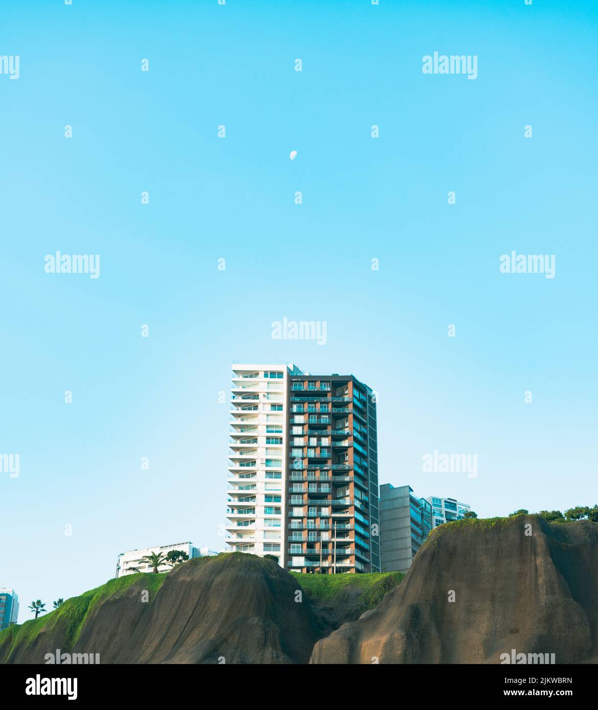 A modern high-rise building in the edge of a rock Stock Photo - Alamy