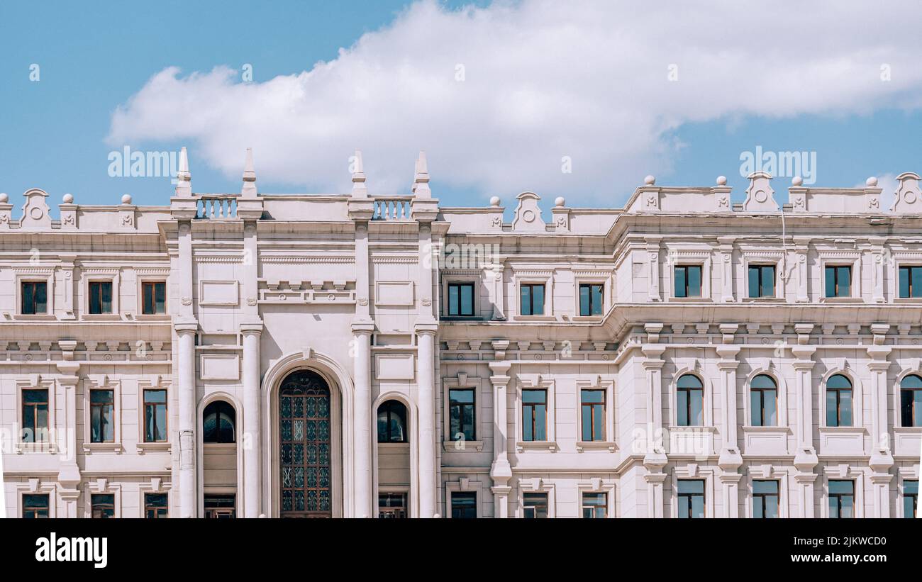 Historic white building hi-res stock photography and images - Alamy