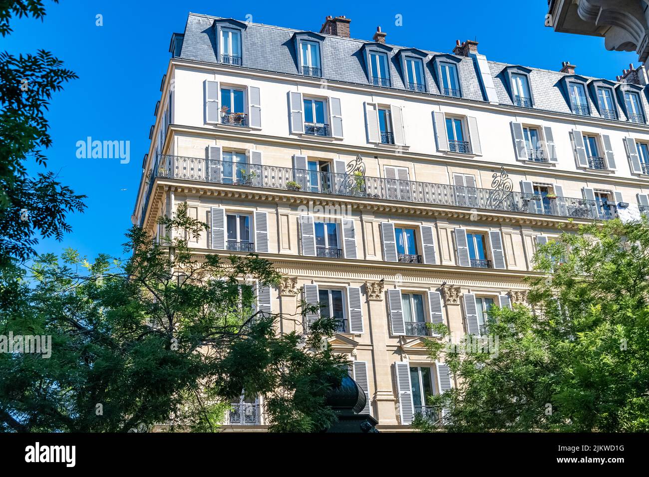 Paris, beautiful building, avenue de la Republique in the 11e district Stock Photo - Alamy