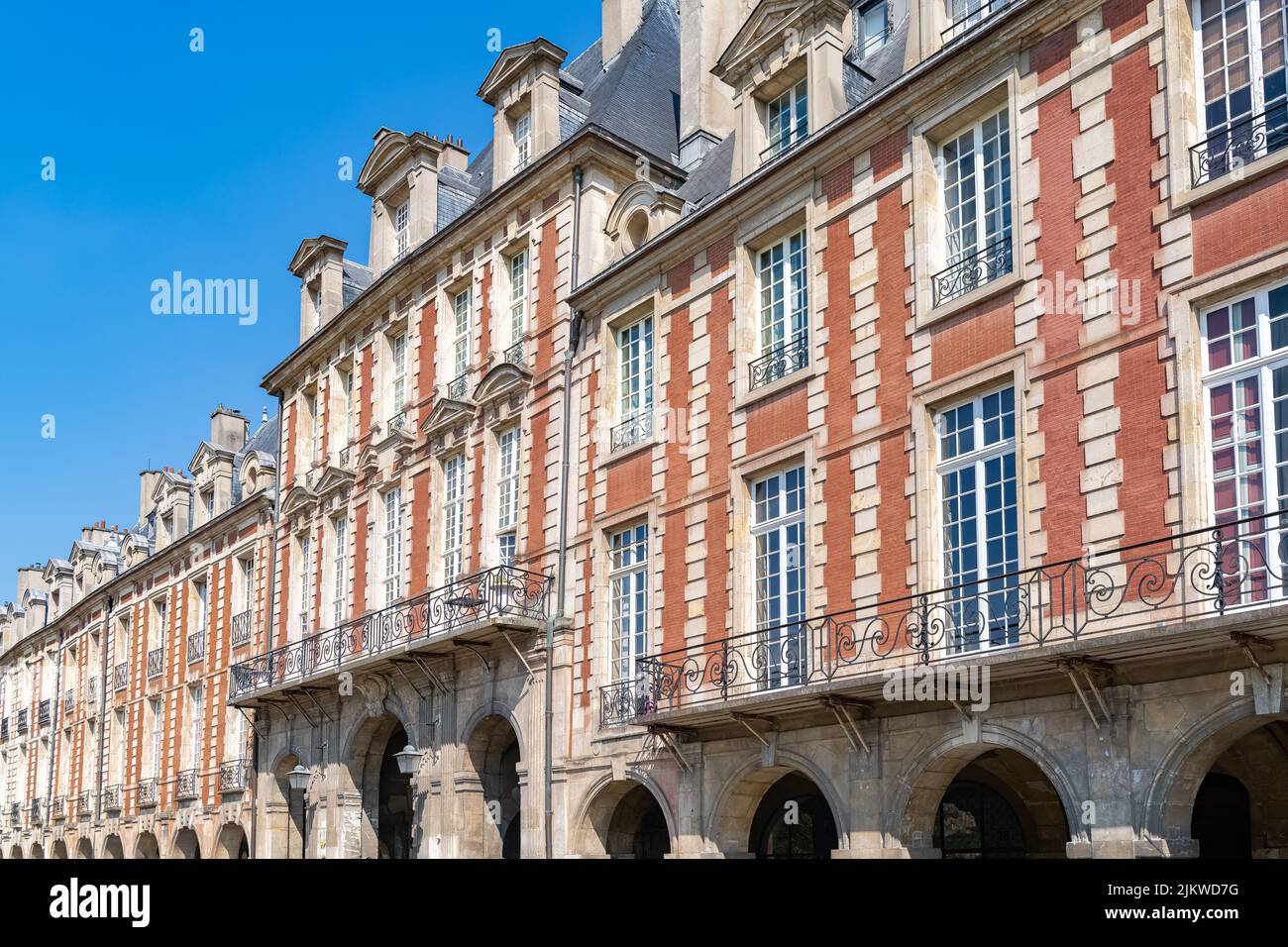 Paris, place des Vosges, beautiful buildings in a touristic place Stock ...