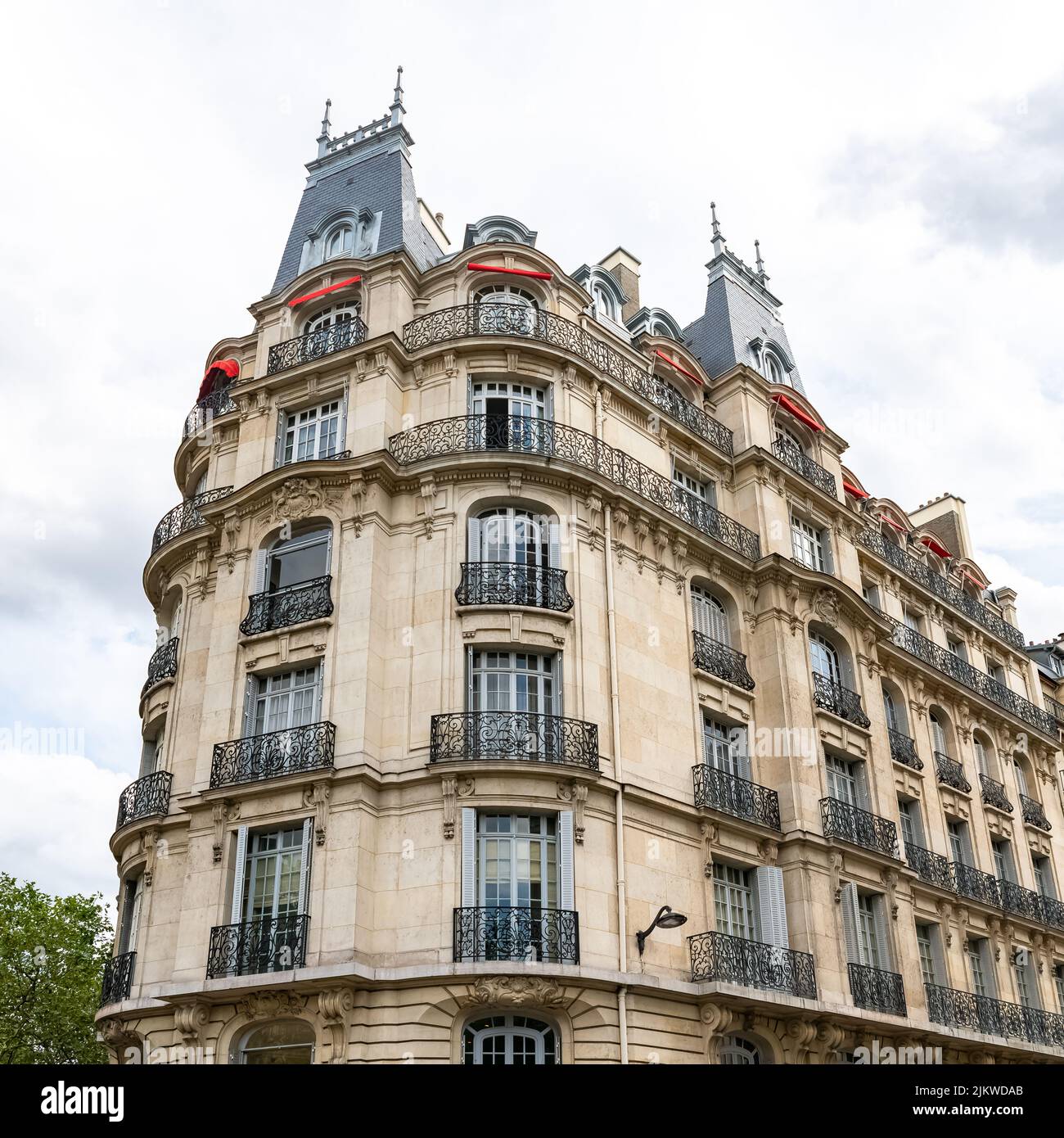 Paris, beautiful buildings in the 16th arrondissement, avenue du ...