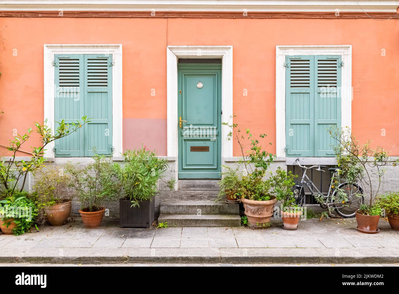Paris, colorful house rue Cremieux, typical street Stock Photo - Alamy